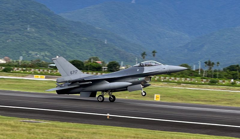 漢光預演F-16V戰機首降落豐年機場 逾200機迷爭睹 - 新一代時報